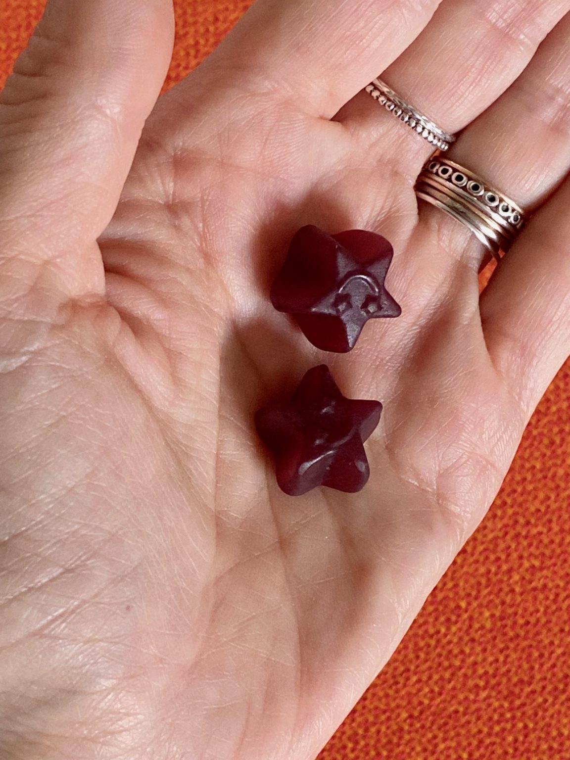 Leur formule cible la chute des cheveux féminins grâce à un mélange d ...