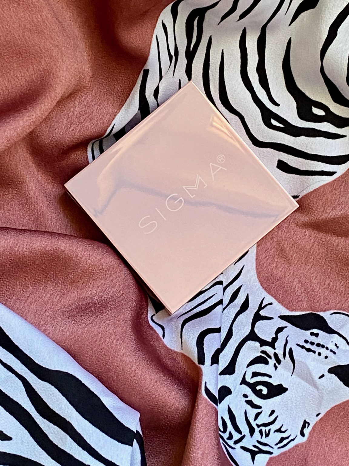 Sa texture est super agréable, émolliente au départ et se transforme en ...